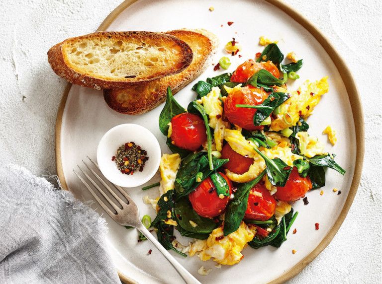 RUSTIC TOMATO & SPINACH SCRAMBLED EGGS - SWIISH Blog